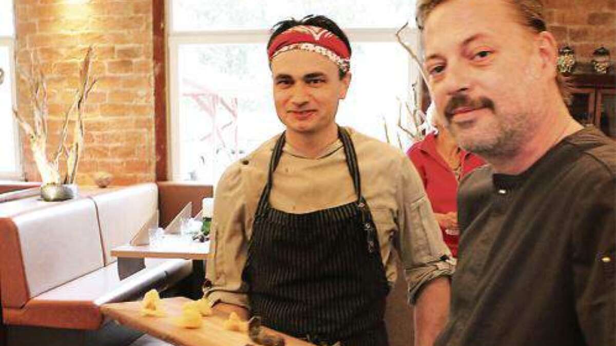 Kai Neumann begeistert mit „Wood Food“ bei kulinarischem Abend