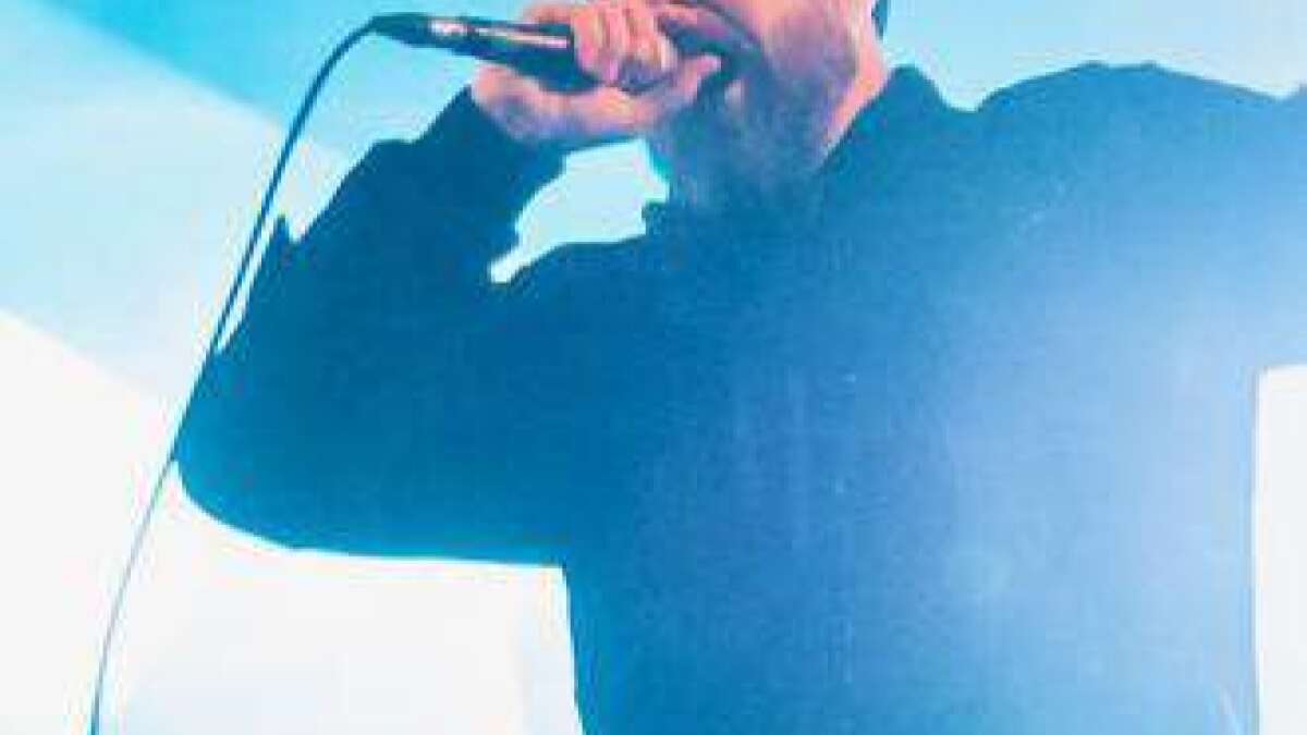 Rapper Curse tritt vor Uni auf