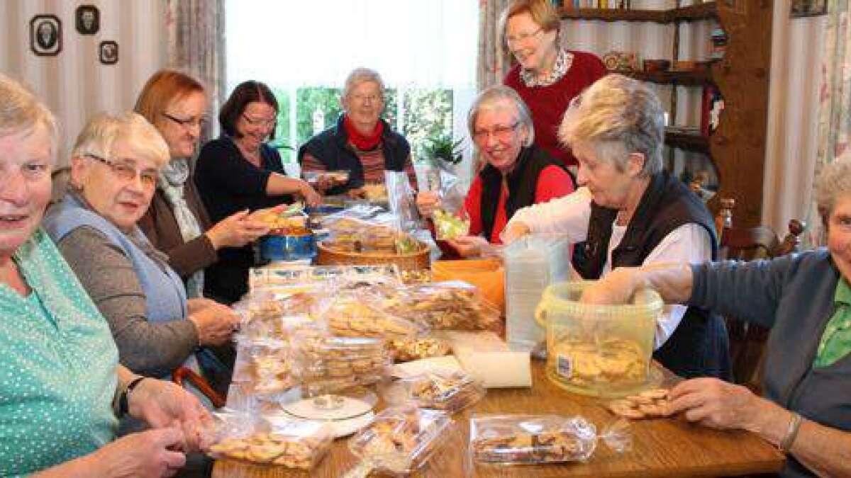 Frauen verkaufen Kekse für einen guten Zweck