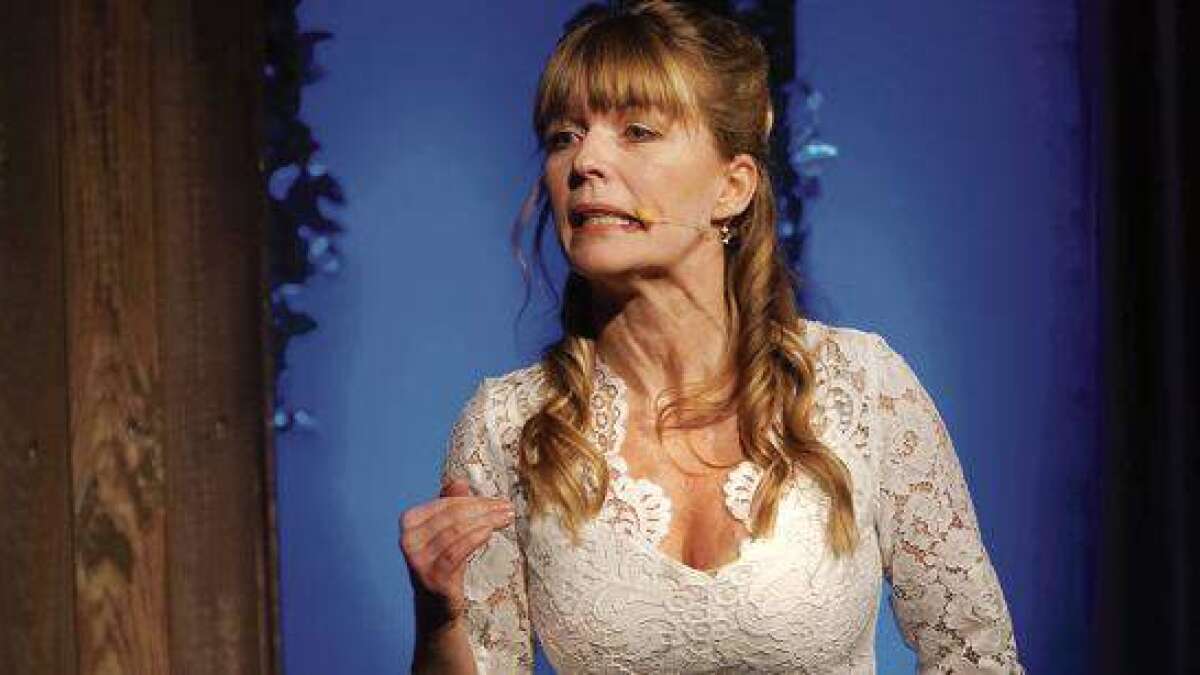 Arlette Stanschus glänzt alleine vorm Altar