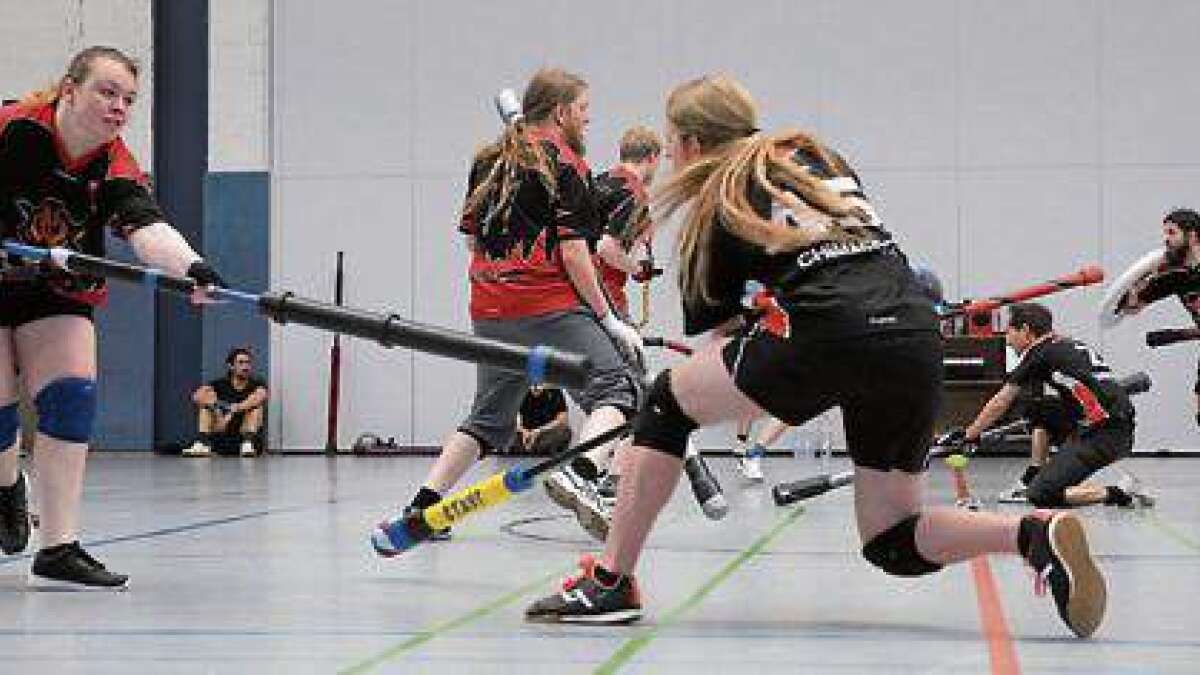 Beim Jugger kämpfen Teams mit Stöcken