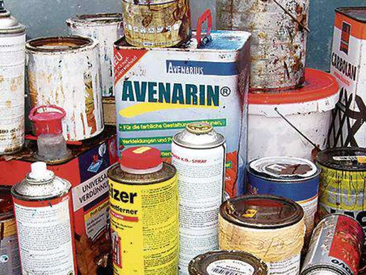 Alte Lacke und Putzmittel entsorgen