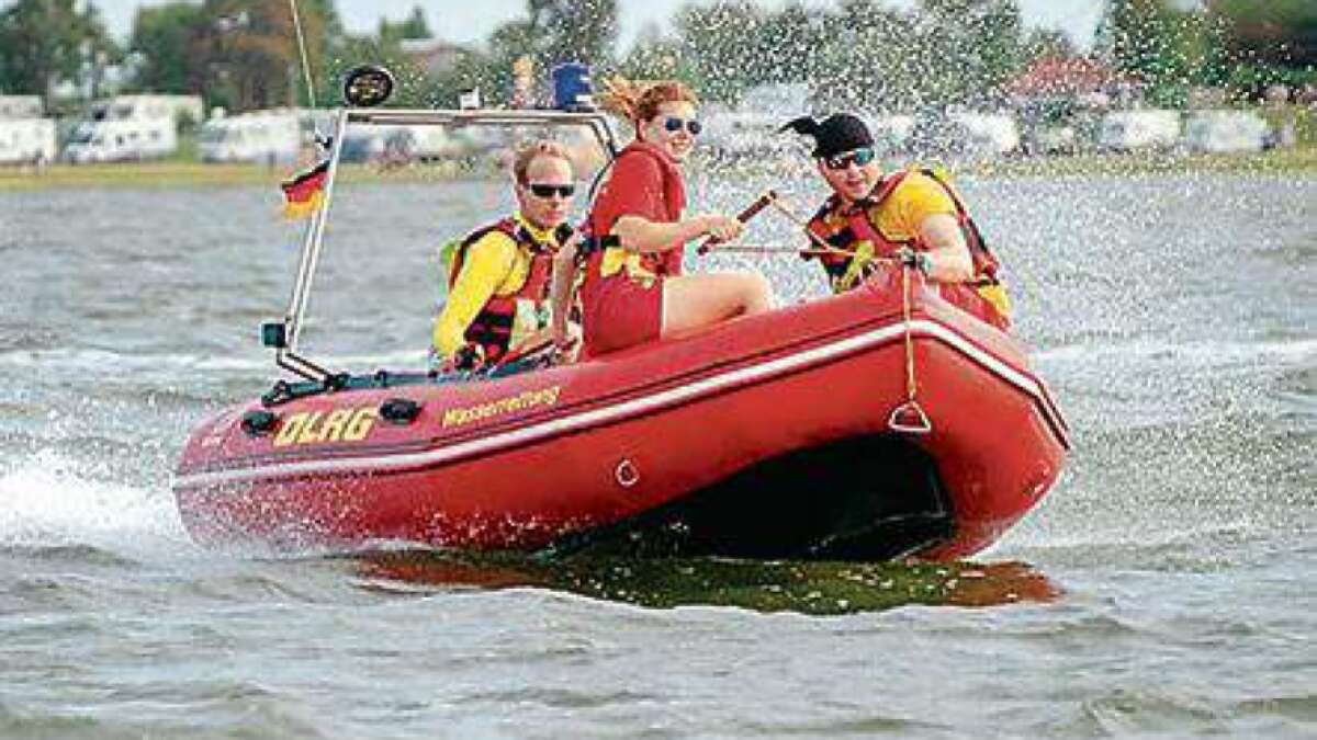 Mit dem DLRG-Boot ab aufs Wasser