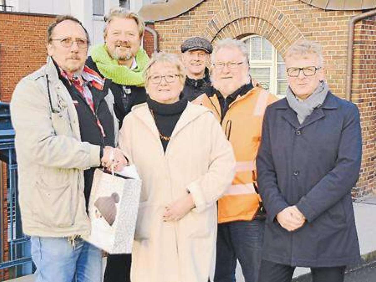 Brückenwärter mit langem Wunschzettel