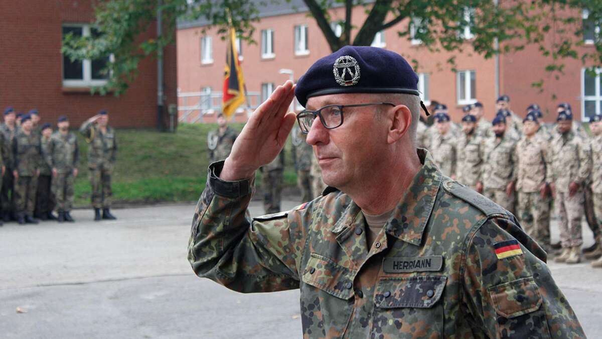 Upjever: Oberstleutnant Markus Herrmann wechselt in die Hauptstadt