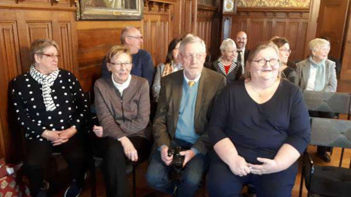 Lucie Veith erhält für ihren Einsatz die Verdienstmedaille