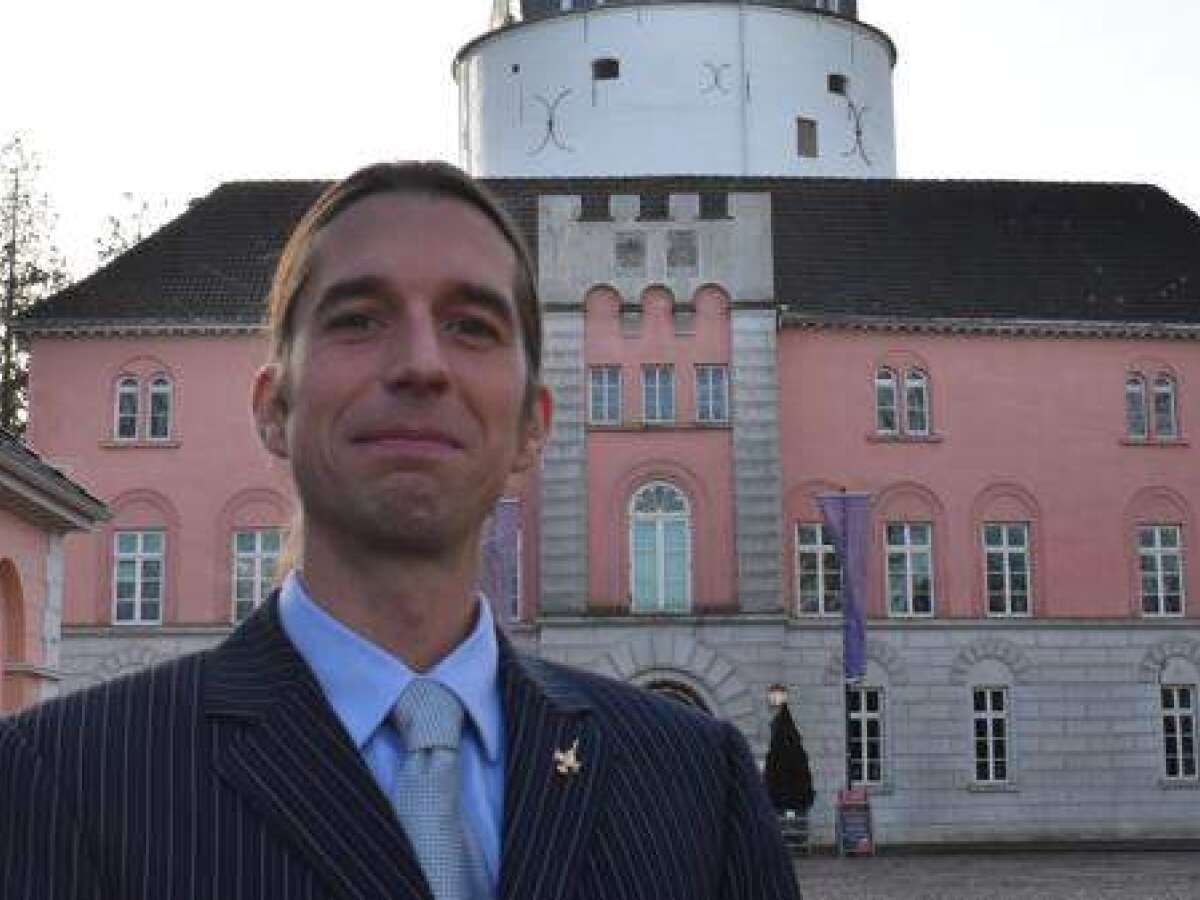 Andreas Hartl ersteigert das Modell-Schloss Jever