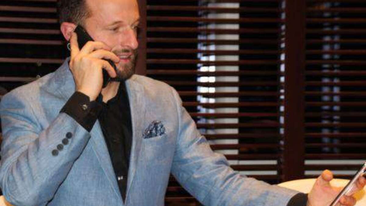 Daniel Rudolf als Kindermädchen für Erwachsene