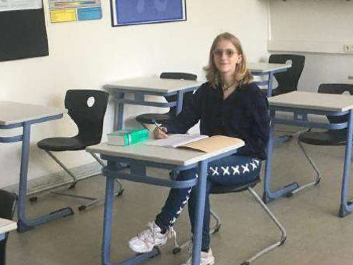 Laura Roth ist die einzige Abiturientin an ihrer Schule in Emden. Ein ...