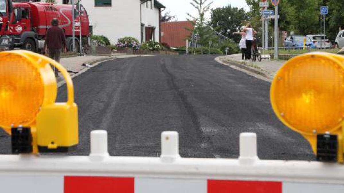 Neue Asphaltdecke für Deekenstraße
