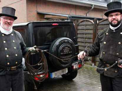 Glücksbringer übergibt den Kehrbesen