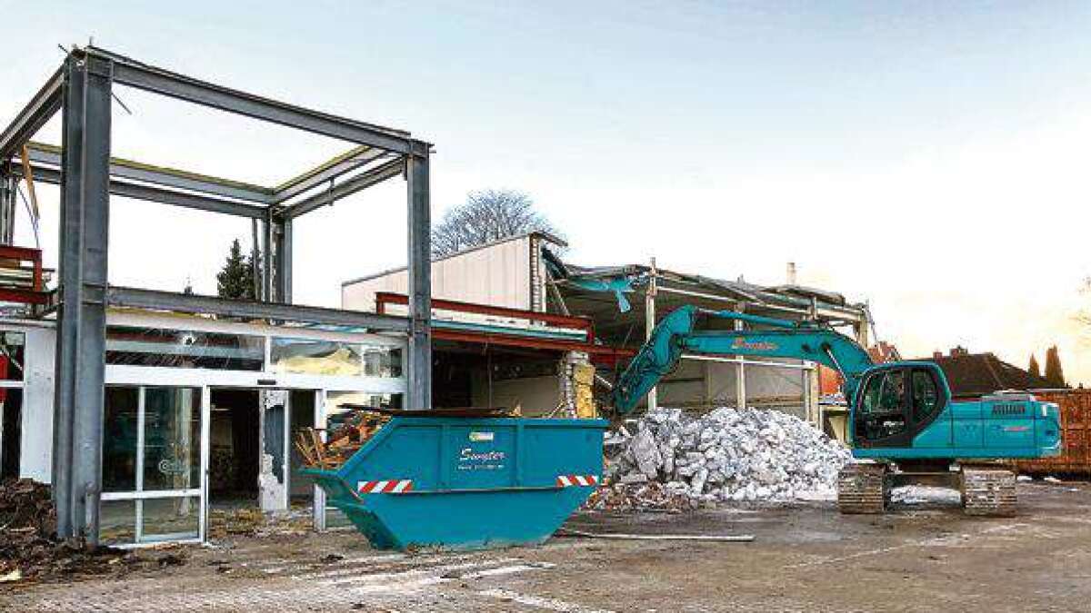Bagger reißen alten Combi-Markt ab