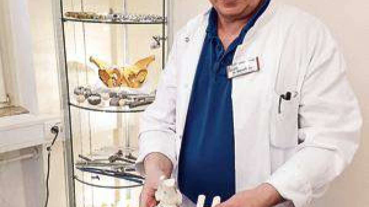 Chefarzt Dr. Sauer ist Handwerker im weißen Kittel