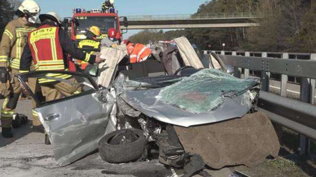 Junge Fahrerin in Autowrack eingeklemmt