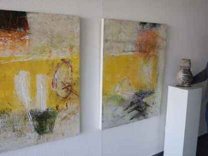 Reliefs aus Farbe und Sand