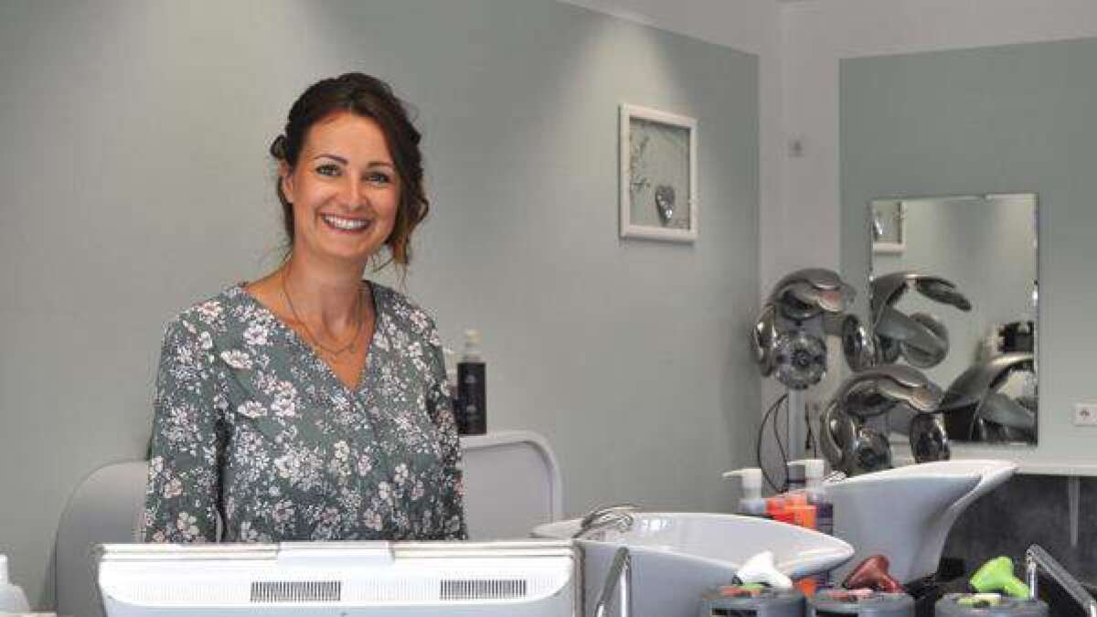 Der Friseursalon Jacqueline Gideon in Schweiburg feiert Jubiläum.
