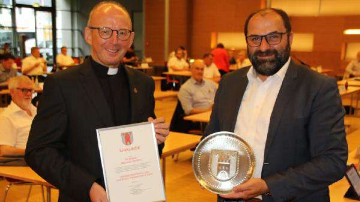 Stadt ehrt Verdienste von Pfarrer Michael Borth