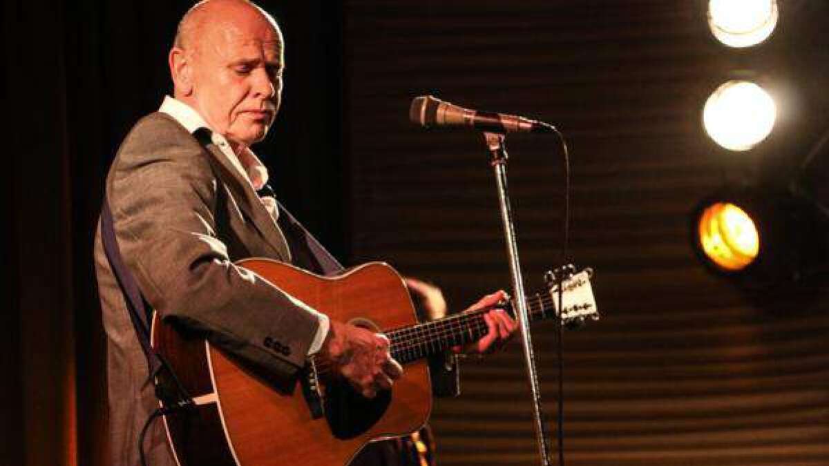 Helmut Debus und Sohn spielen auf der Mittenfelder Diele