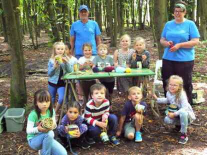 Jungen und Mädchen bauen Insektenhotels
