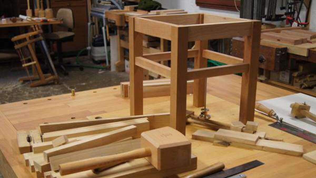 So baut man einen Hocker