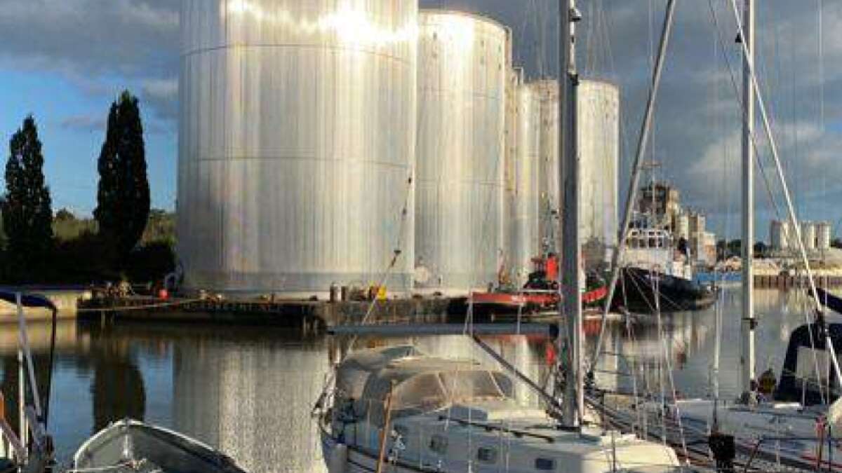 Neue Tanks für Olenex in Brake glitzern im Sonnenlicht