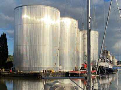 Neue Tanks für Olenex in Brake glitzern im Sonnenlicht