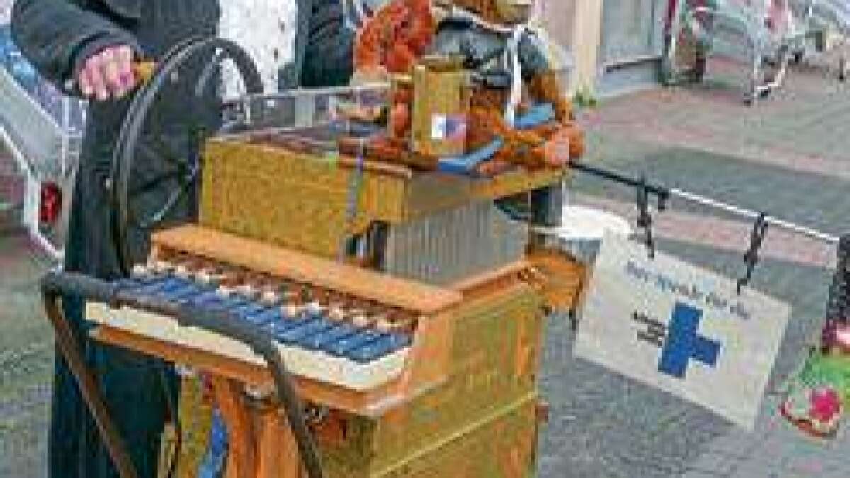 Mit seiner Drehorgel spielt er für den guten Zweck