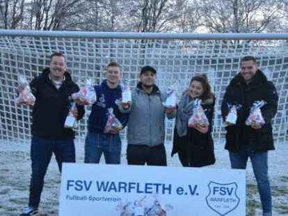 Kinder mit bunten Tüten überrascht