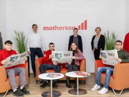 Auszubildende lernen durch Zeitungslektüre