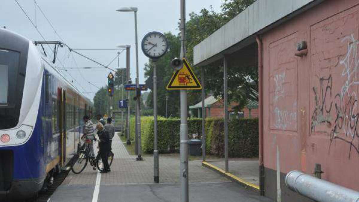Reisende müssen von der Bahn auf den Bus umsteigen
