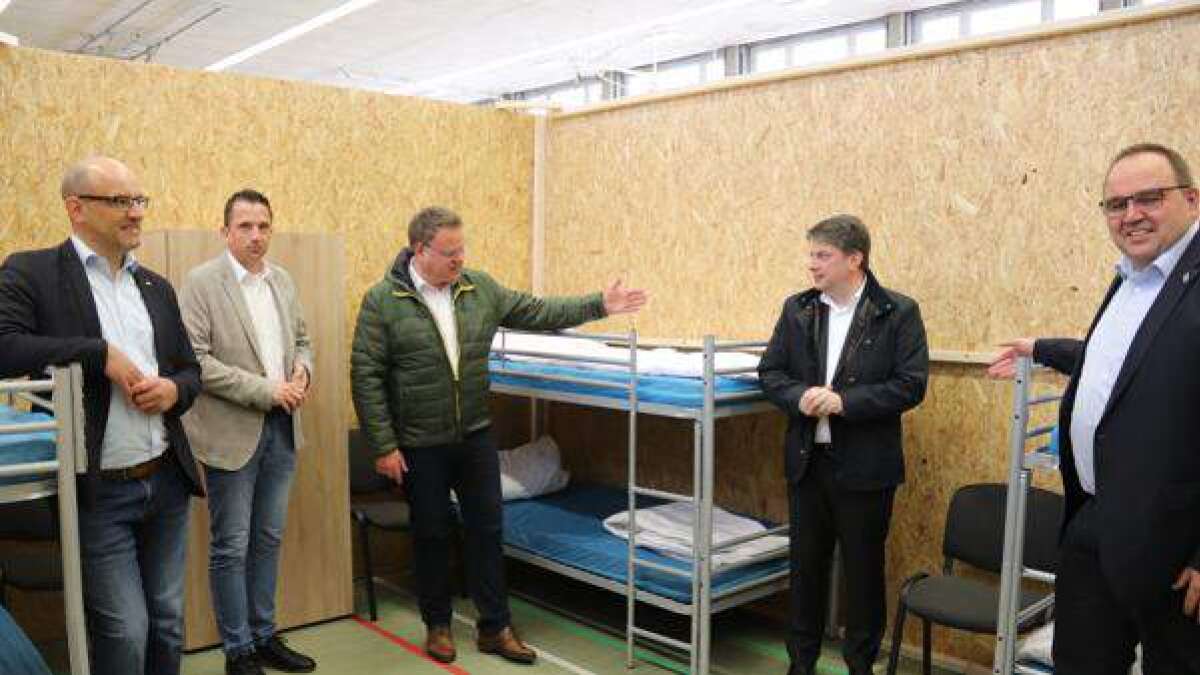 Kriegsflüchtlinge kommen in Sporthalle unter