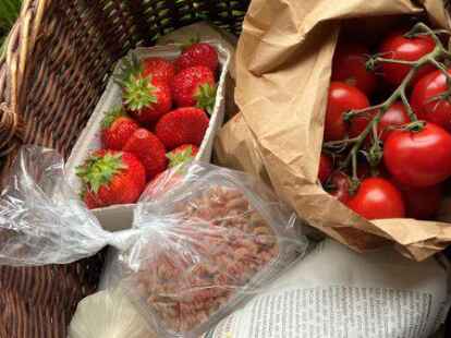 Auf dem Wochenmarkt eigene Beutel, Dosen oder Taschen füllen lassen