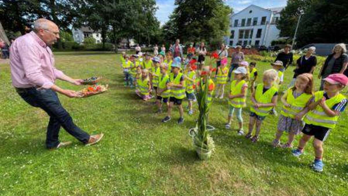 Kindergartenkinder verabschieden Fritz Sundermann in den Ruhestand