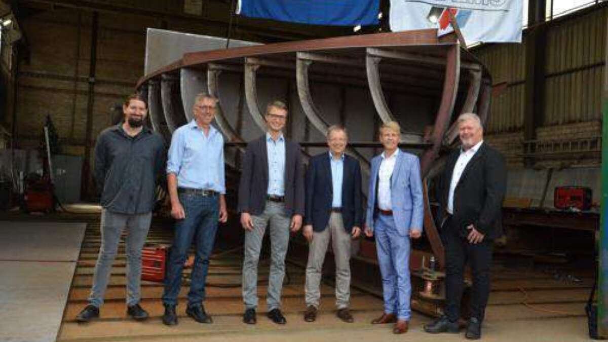 Mit vollelektrischem Hafenboot durch den Emder Hafen schippern