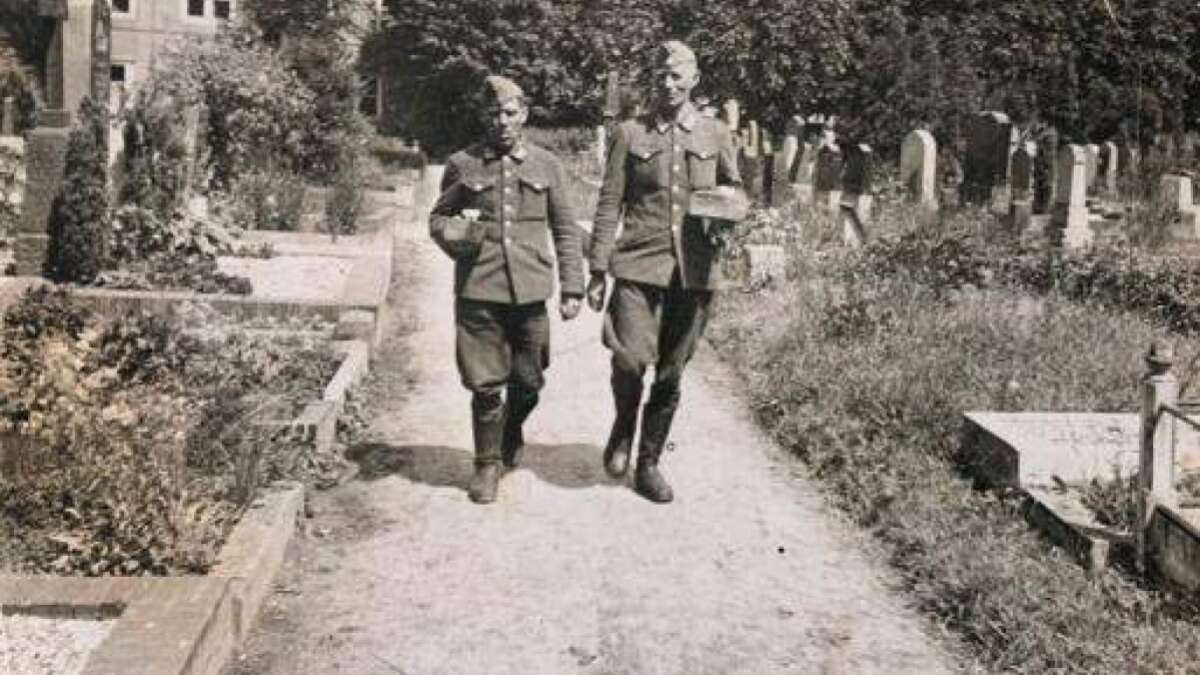 Mit Flunsch auf dem Friedhof