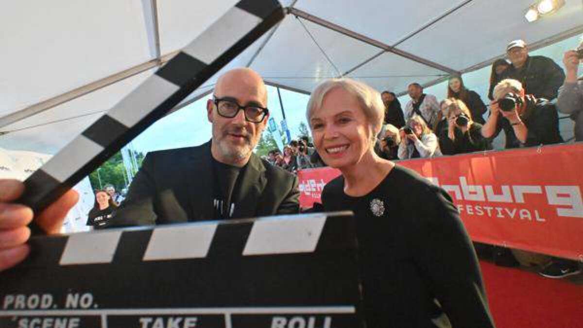 Buntes Treiben und Blitzlichtgewitter auf dem roten Teppich