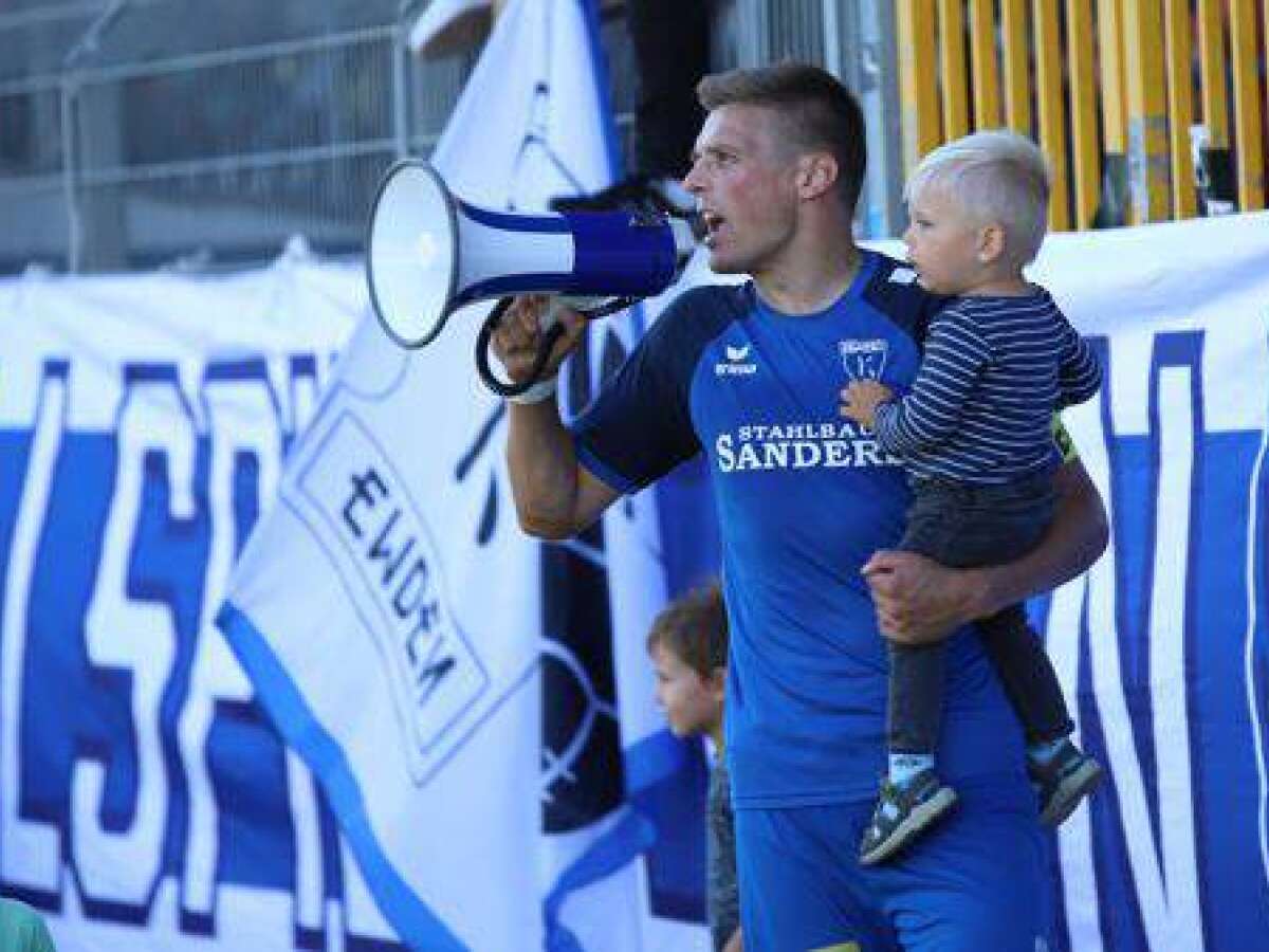 Bastian Dassel, Kapitän von Kickers Emden, macht vor dem Heimspiel ...