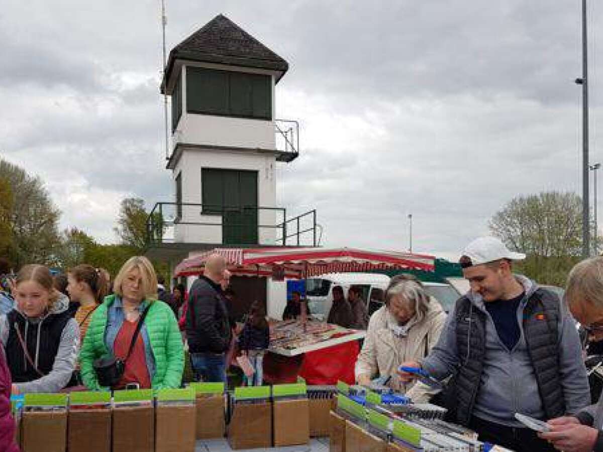 Flohmarkt in Rastede: Schlossfloh zum letzten Mal in 2022 auf dem ...