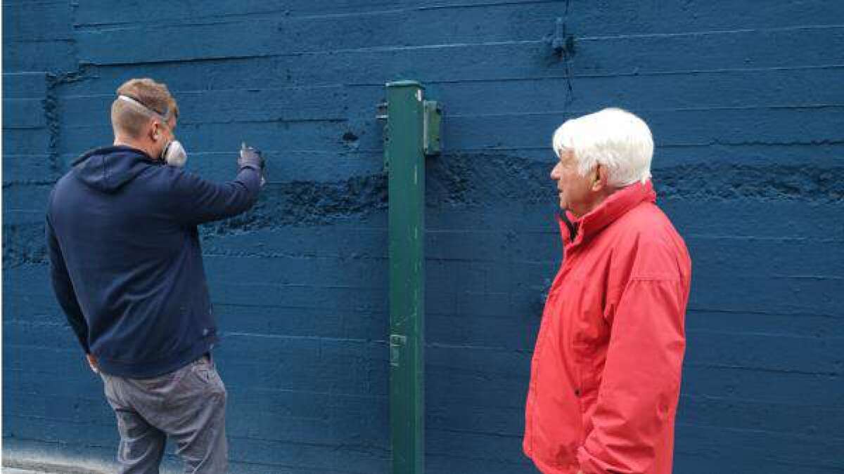 In Emden machen Sprayer am Wochenende einen Bunker zum Kunstwerk