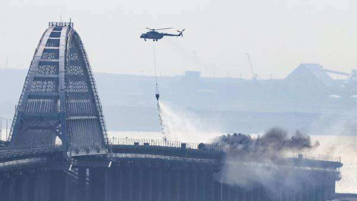 Krim-Brücke schwer beschädigt: Nach Explosion richtet Kreml ...