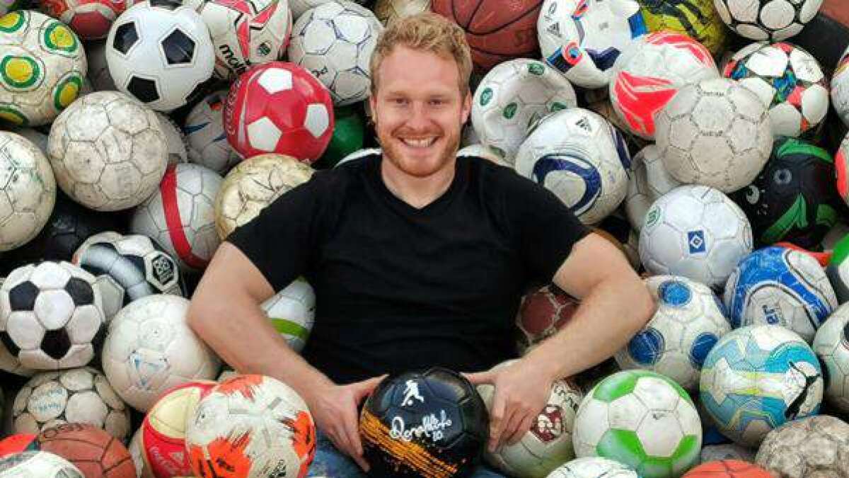 Engagement: Emsteker Tim Jost sammelt Bälle für Tansania
