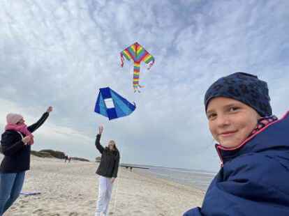 Drachen steigen am Strand von Hooksiel