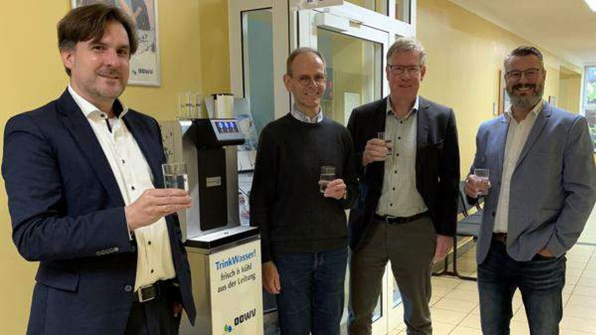 Rathaus Nordenham: OOWV übergibt Trinkwasserspender an Stadtverwaltung