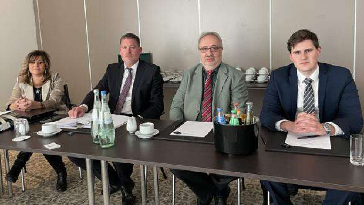 Der Emder Professor Osbild klagt vor dem Arbeitsgericht und in der ...