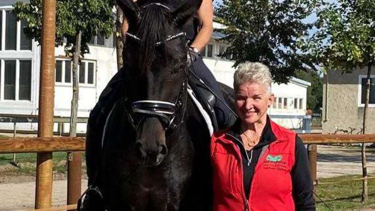 Witwe des XXL-Ostfriesen Tamme Hanken in Rorichum: Carmen Hanken stellt ...