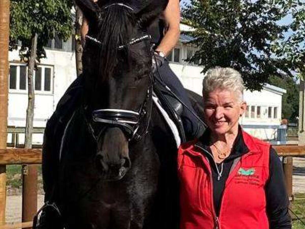 Witwe des XXL-Ostfriesen Tamme Hanken in Rorichum: Carmen Hanken stellt ...