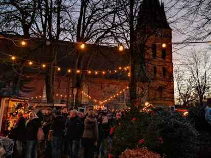 Weihnachtsmarkt in Remels: Lichterglanz und Glühweinduft vor ...