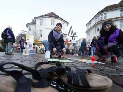 Aktion in Oldenburg: Schuhe erinnern auf Julius-Mosen-Platz an ...