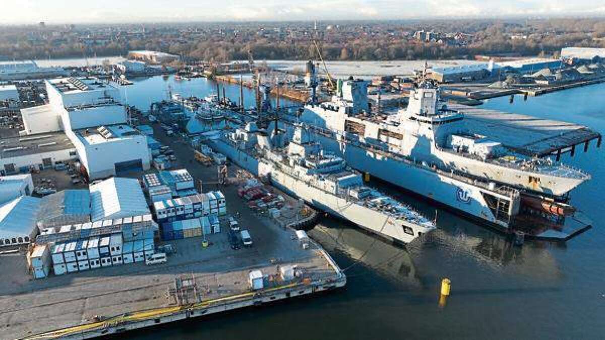 Zwei Fregatten in der Neuen Jadewerft