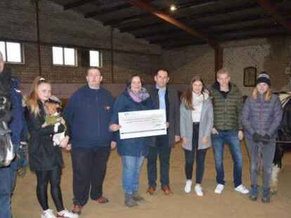 Lichterfahrt in Molbergen: Landjugendliche überreichen Spendenscheck